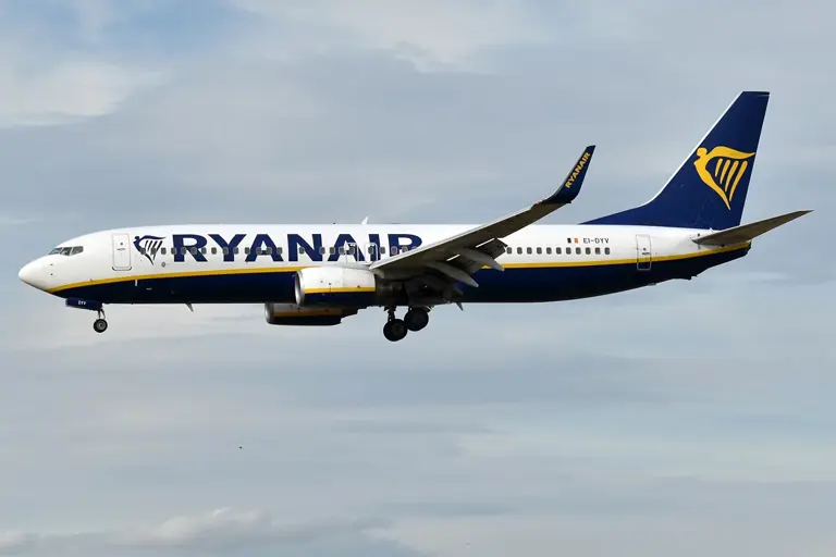 Ryanair condiciona su vuelta a aeropuertos regionales a que Aena ...