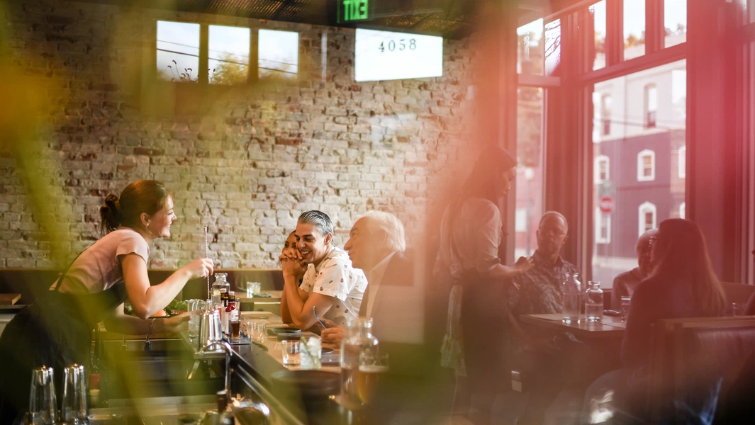 14 polite habits bartenders secretly dislike
