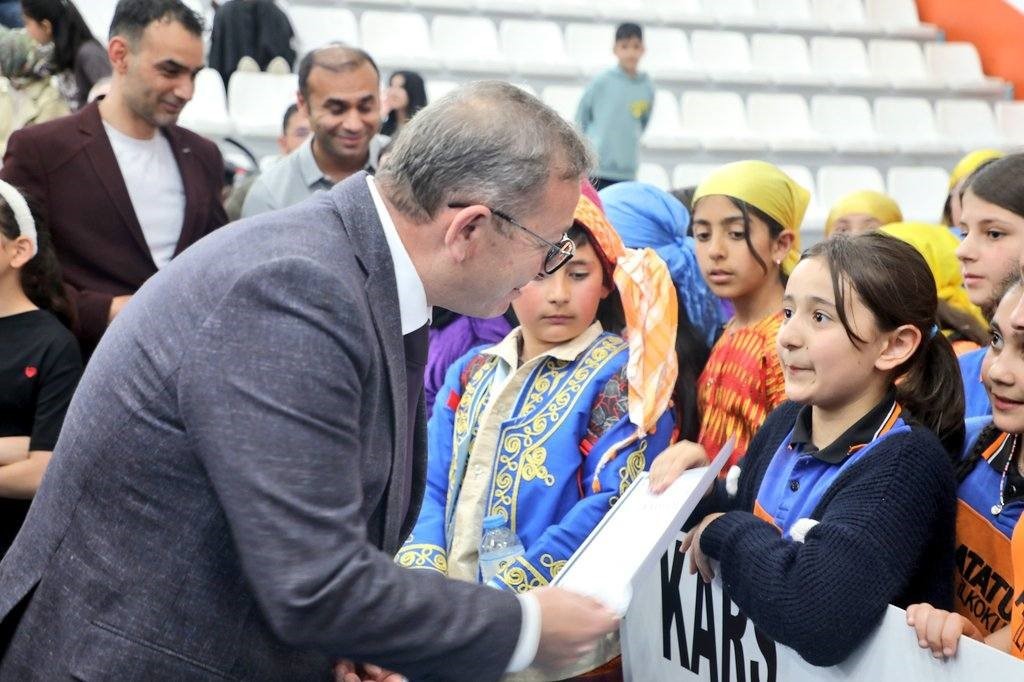 923 öğrenci, 67 ekip, 50 okul: Kars’ta Halk Oyunları Şenliği’nde ter döktü