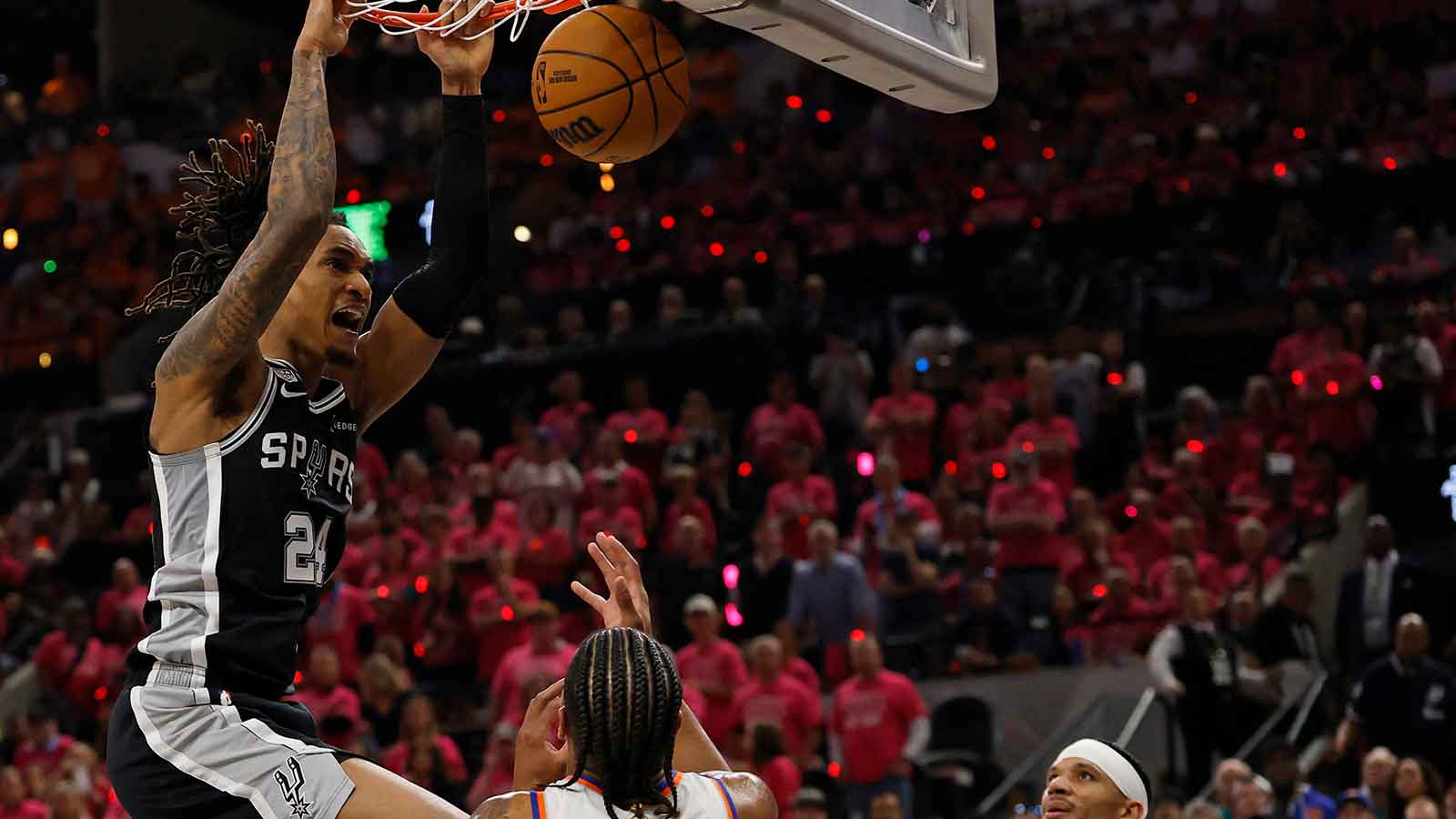 Fan dragged off court during Spurs-Knicks Game 1 after selfie attempt