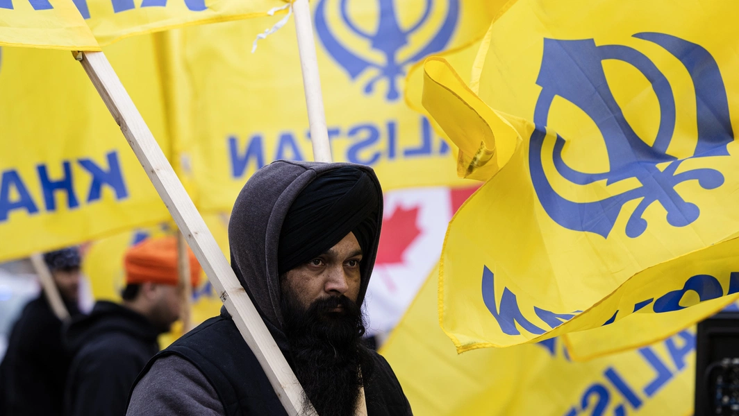 Sikh taxi driver greets protesters amid Southampton tensions