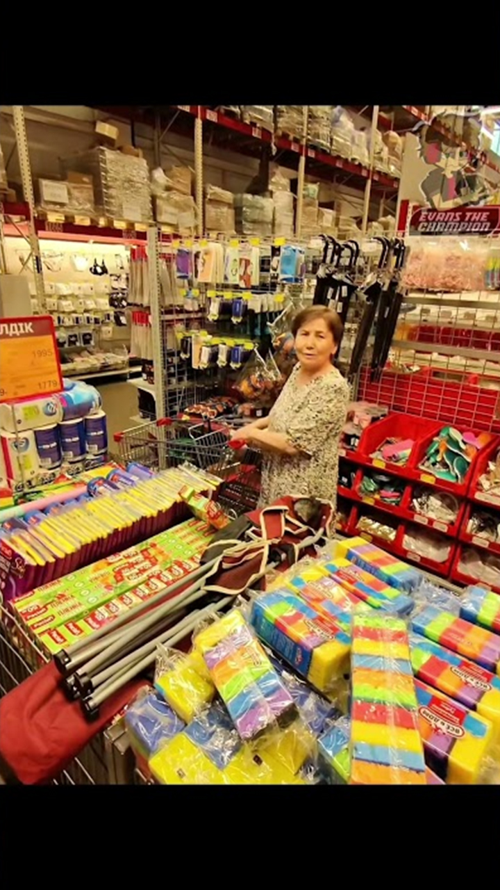 Caos en el supermercado con la cesta de compras | Parodia viral en español