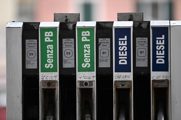 Mimit, scendono i prezzi dei carburanti, benzina self a 1,930 euro