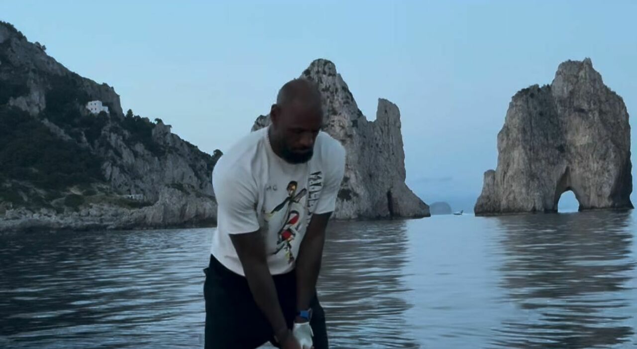 LeBron James gioca a golf in barca davanti ai faraglioni di Capri
