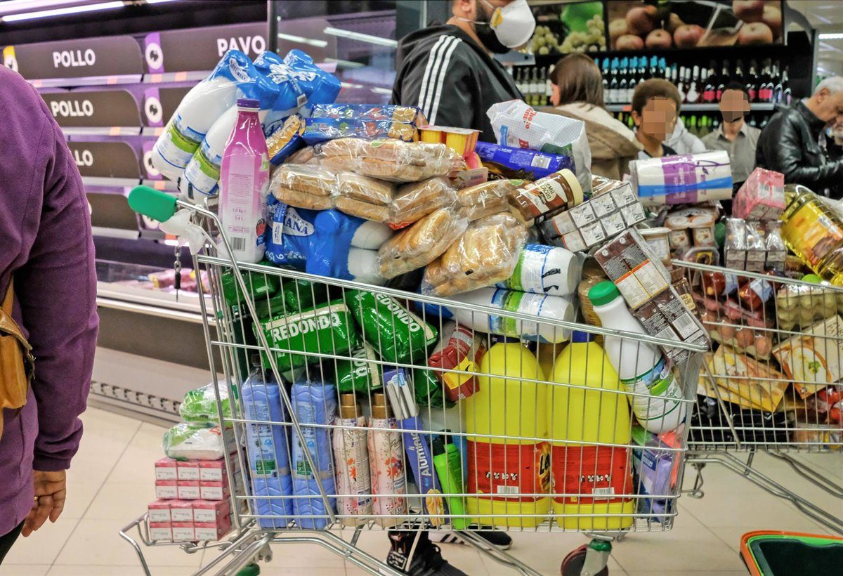 La cesta de la compra según la OCU: aceite a la baja, leche y fruta al alza
