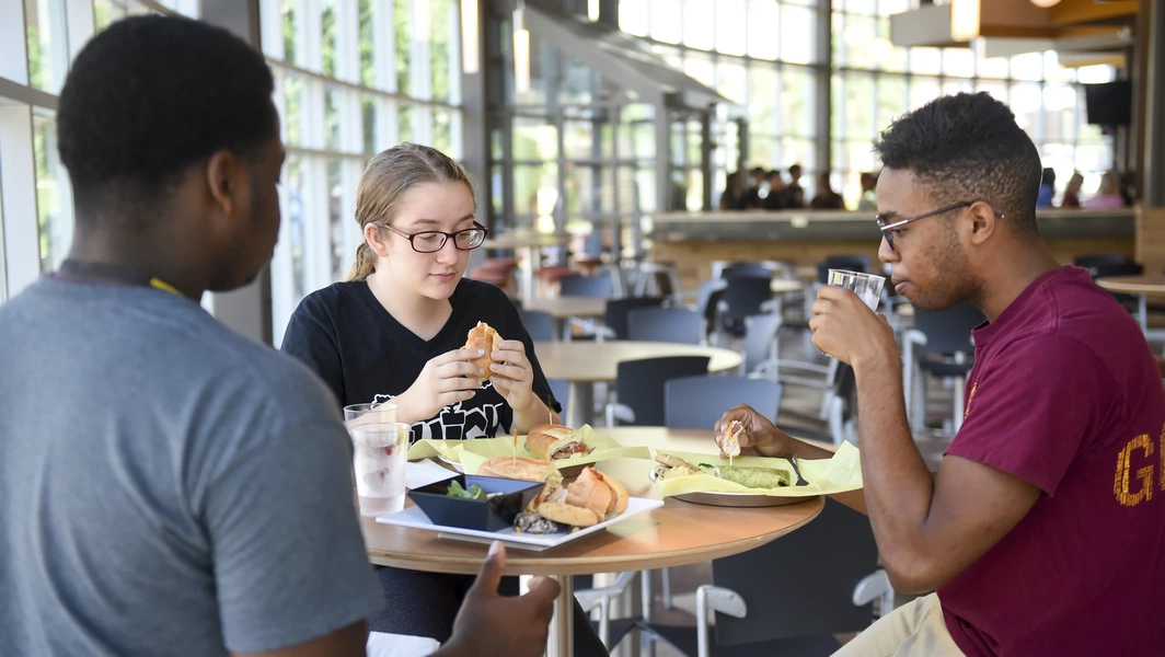 25 common restaurant etiquette mistakes