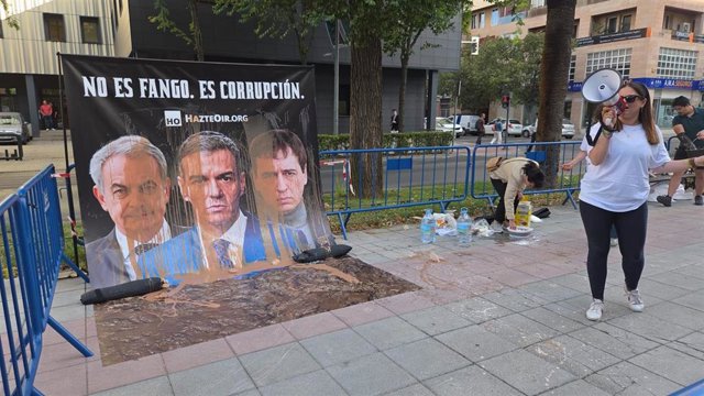 Un cartel de 'No es fango, es corrupción' recibe a David Sánchez a su ...