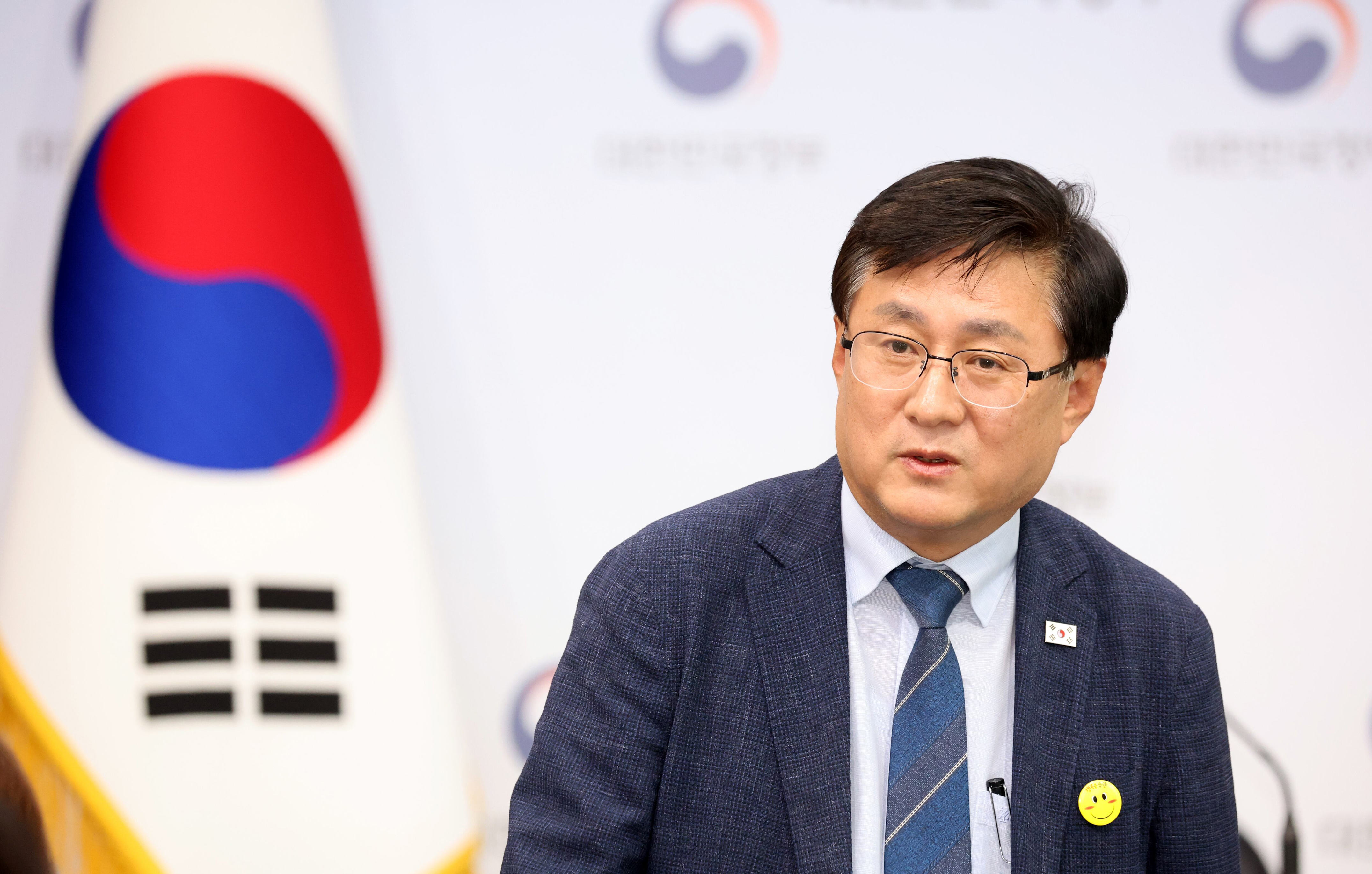 Government reviews LNG price cap to shield KEPCO