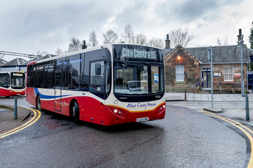 Bus firm stands by Milngavie route despite residents 'obstructing road ...