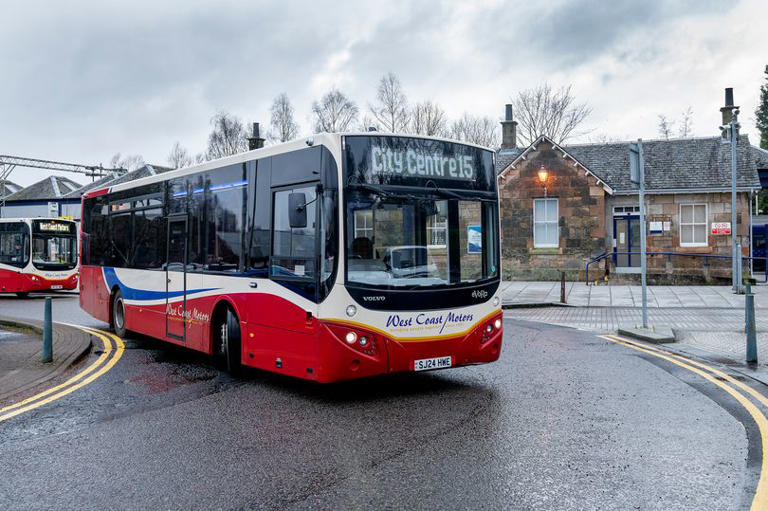 Bus firm stands by Milngavie route despite residents 'obstructing road ...