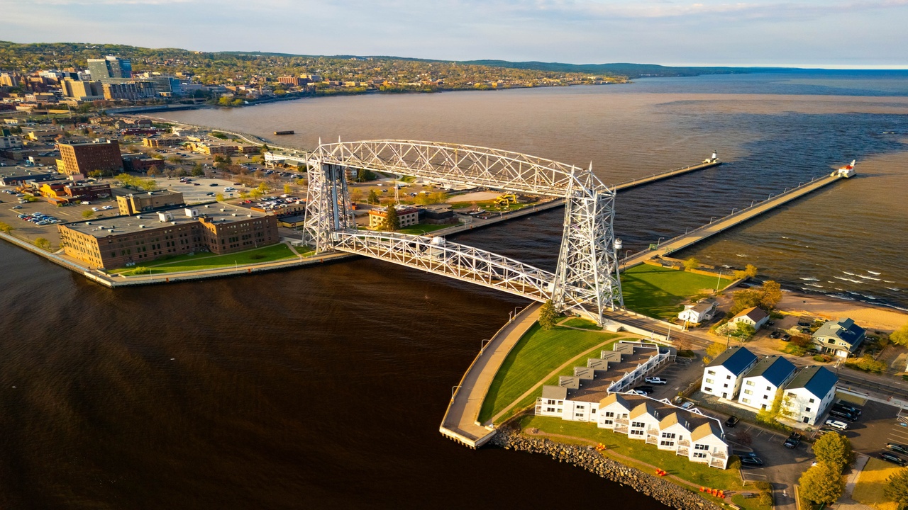 A giant lake, iron ships and a bridge that rises in 55 seconds wait for ...