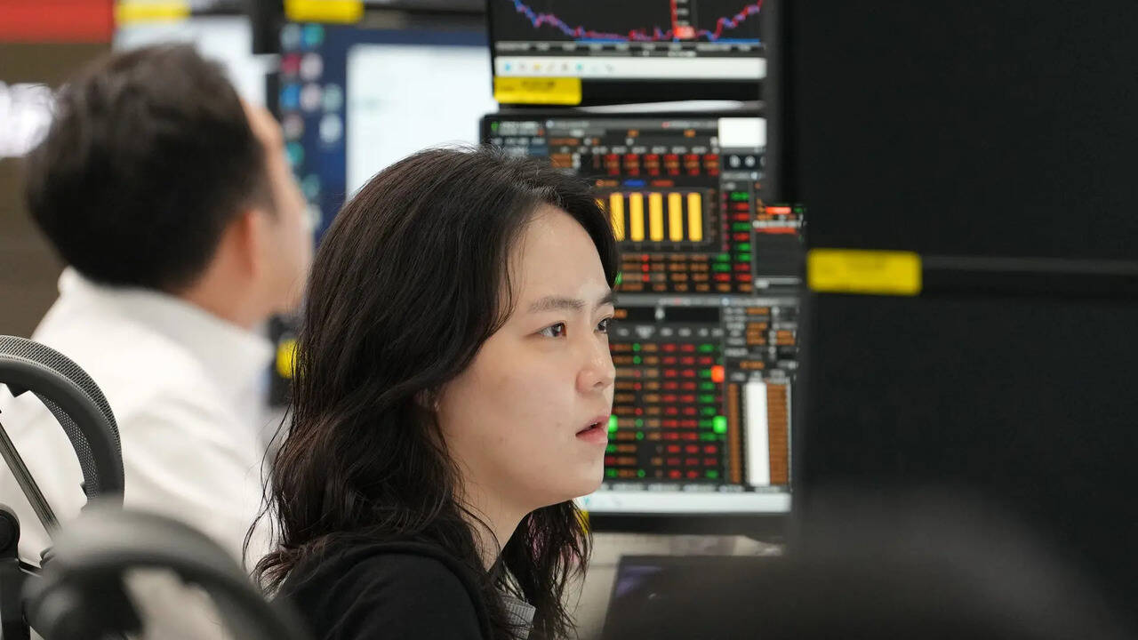 Asian shares decline amid US market pullback and oil price drop