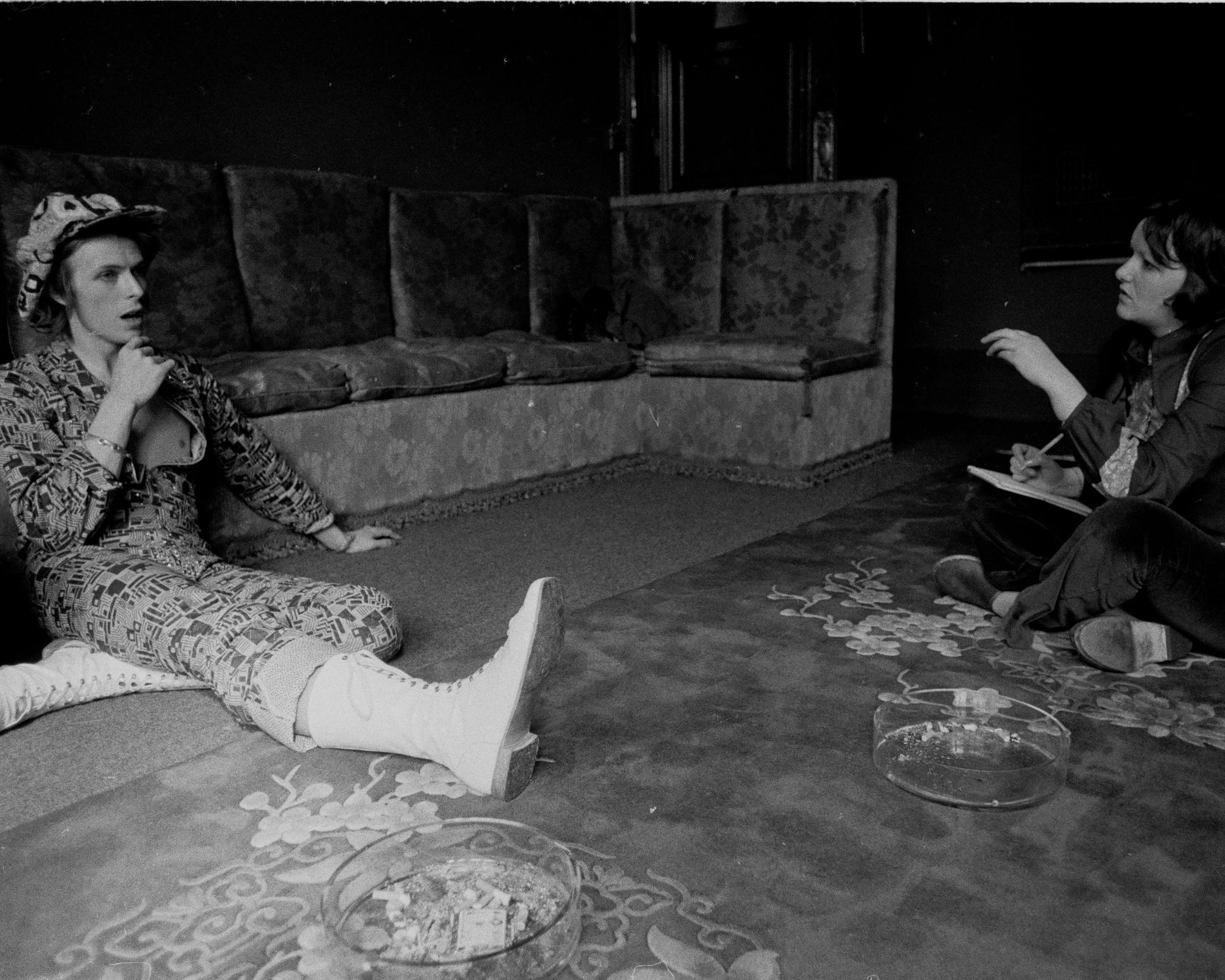 David Bowie's '70s jacquard sofa predicted the anti-trend look ...