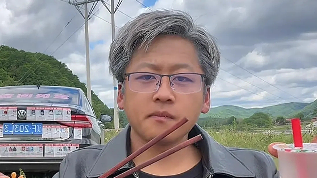 Chinese creator goes viral for for sprinkling flour on hair to ...