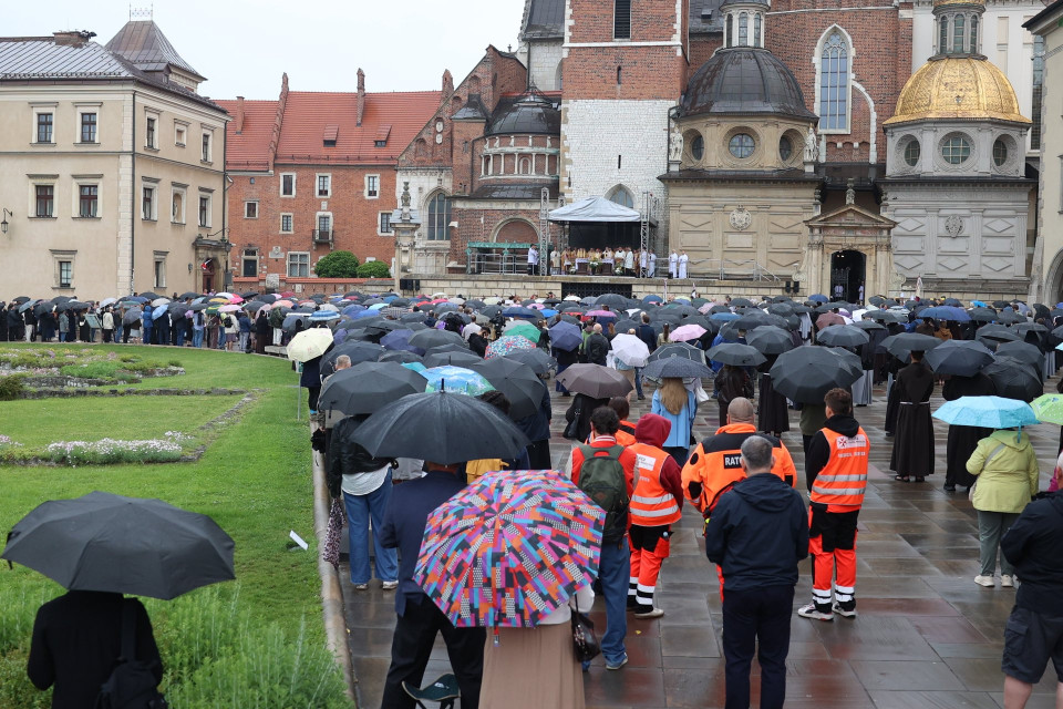 Deszczowe Boże Ciało 2026 w Krakowie. Procesje pod parasolami