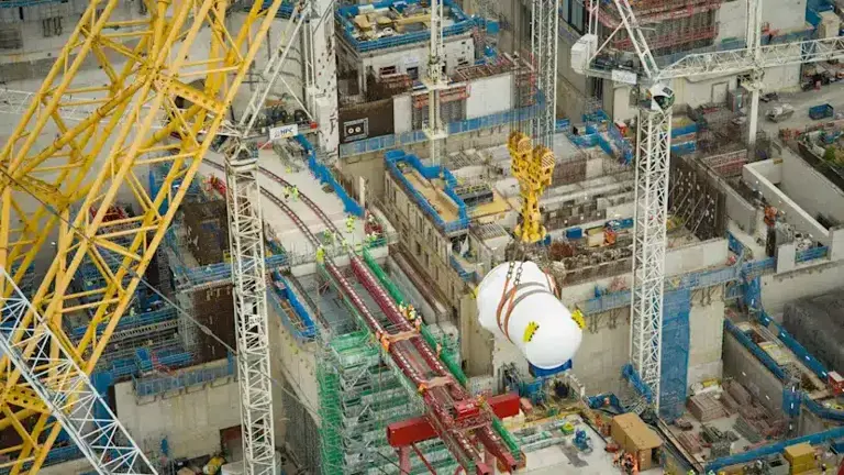La plus grande grue du monde vient de soulever 500 tonnes en un seul ...