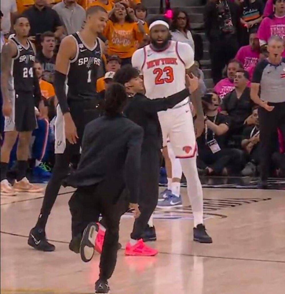 Finali NBA, Knicks vincono gara 1. E c'è un selfie in campo
