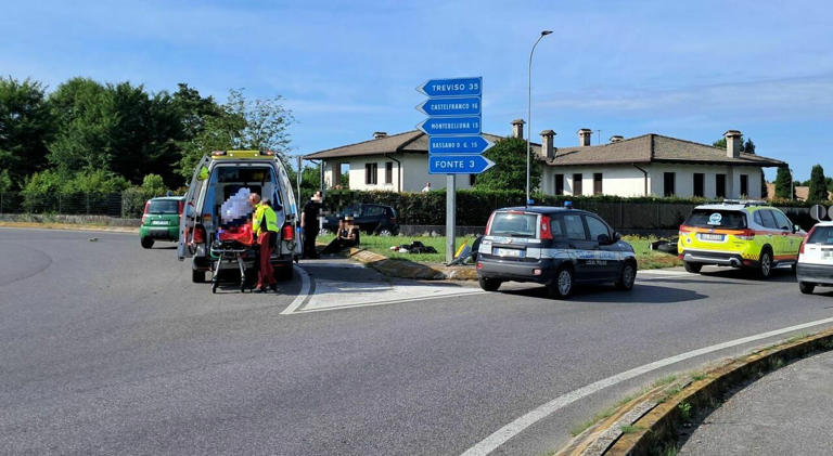 Incidente tra auto e moto alla rotonda, ferito il centauro sbalzato ...