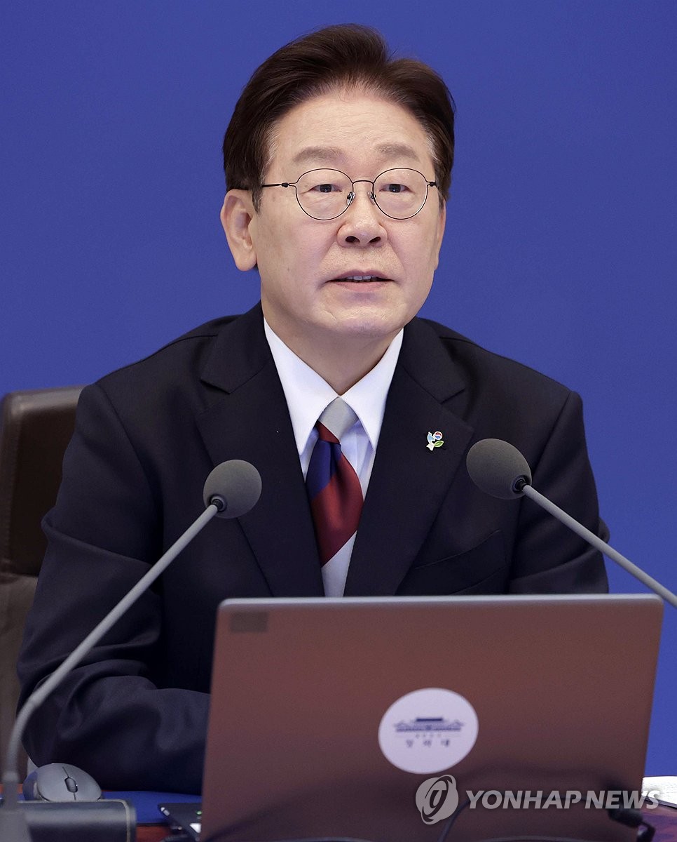 Lee holds meeting with top aides