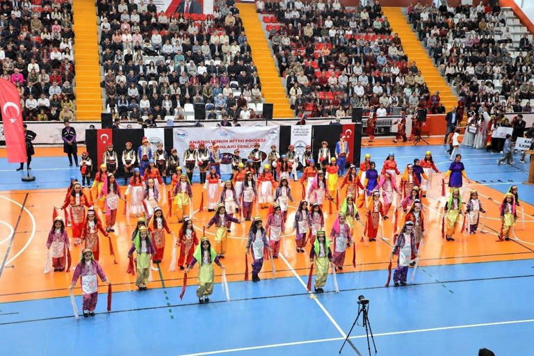 923 öğrenci, 67 ekip, 50 okul: Kars’ta Halk Oyunları Şenliği’nde ter döktü