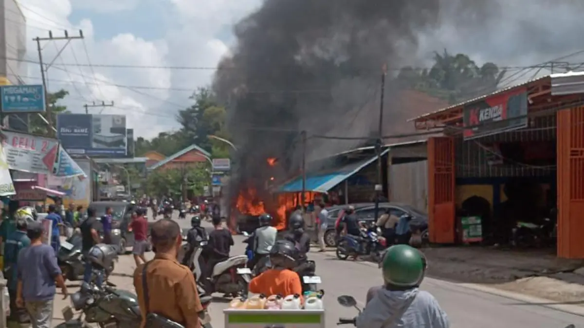 Kebakaran pikap dan toko buah di Samarinda, satu orang luka bakar