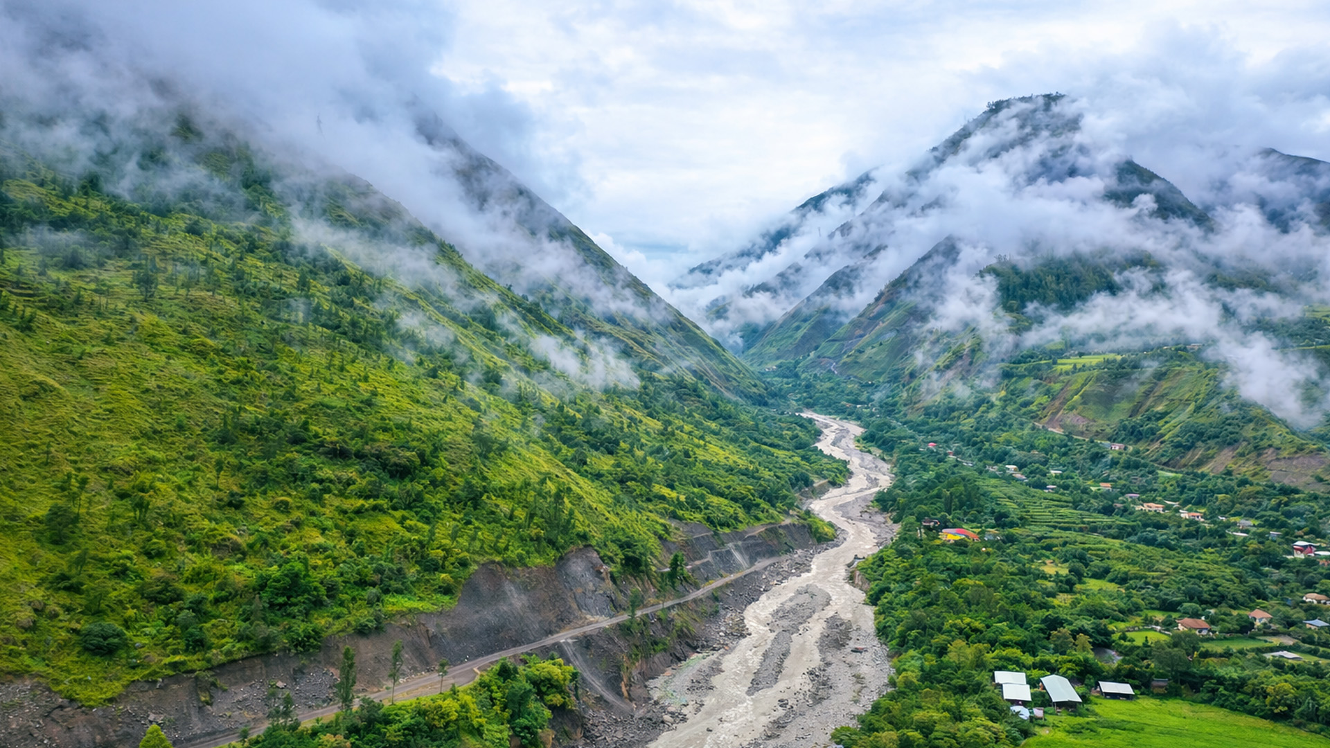 O rio sagrado que atravessa o antigo vale inca no Peru