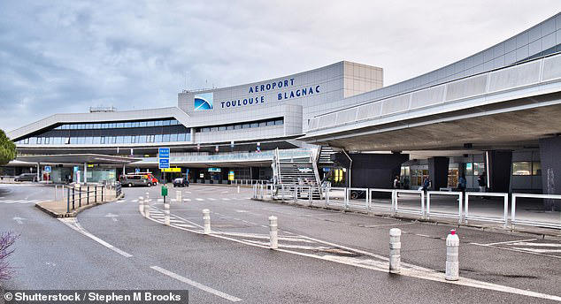 150 passengers left behind after Ryanair flight takes off without them ...