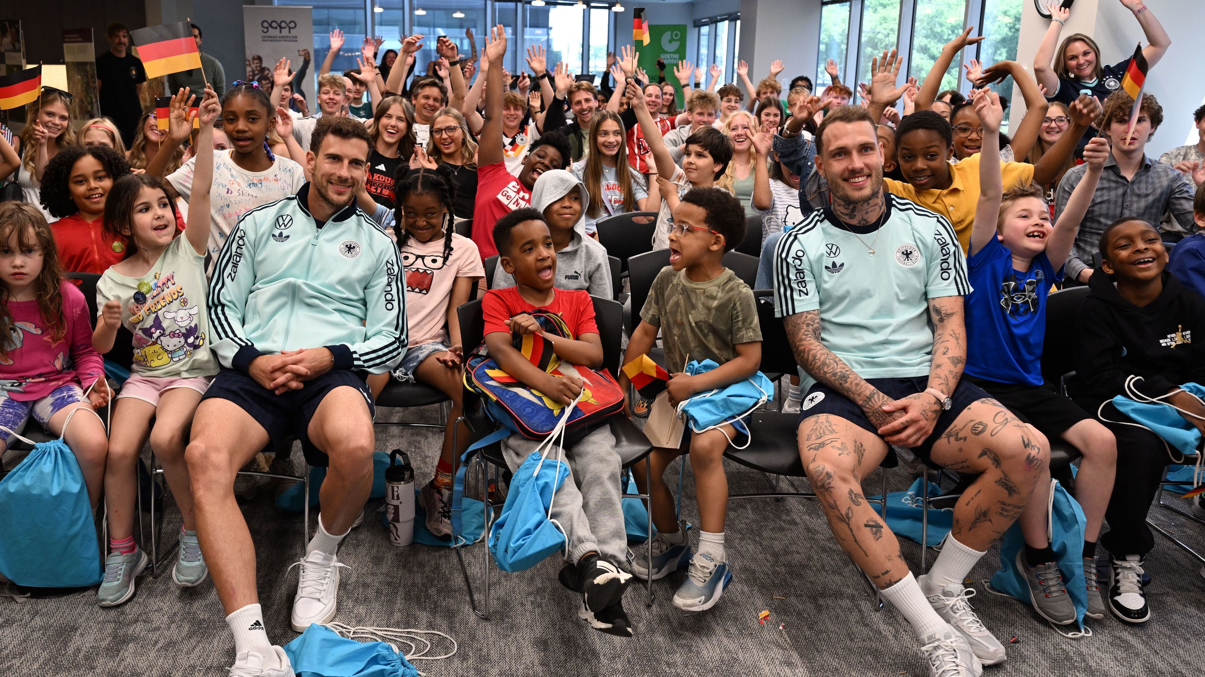 Kannst du auf meinem Finger unterschreiben? Goretzka und Raum auf ...