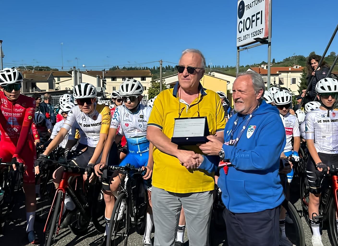 Il meritato premio alla «carriera» al giudice di gara pratese Maurizio ...