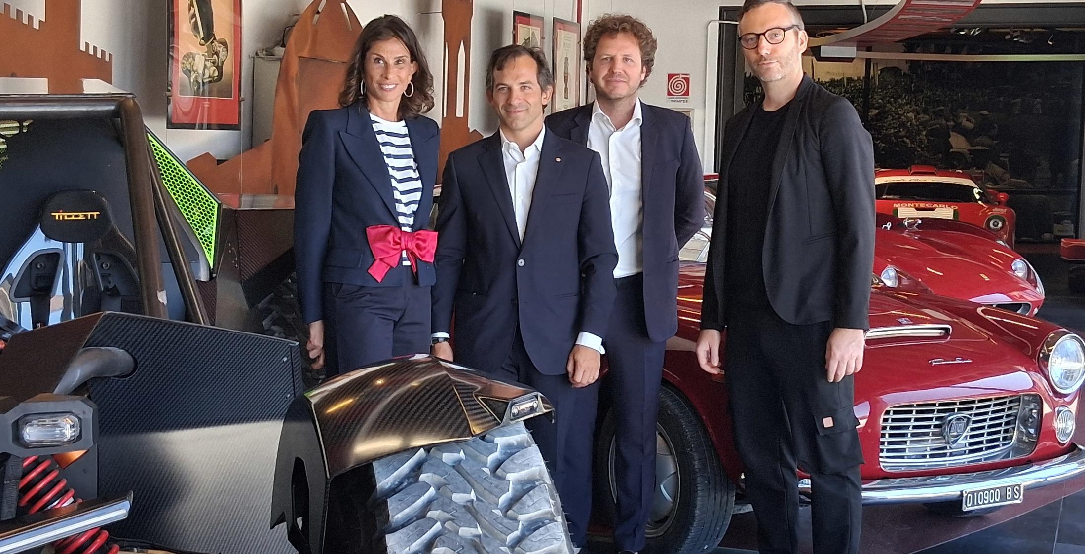 Vecchie signore all’asta. Teatro il Museo dell’auto