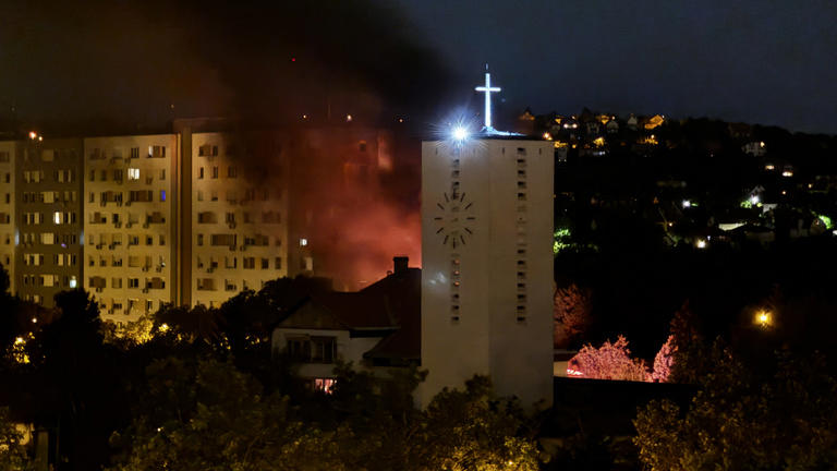 Hatalmas lángok csaptak fel az éjjel Albertfalván