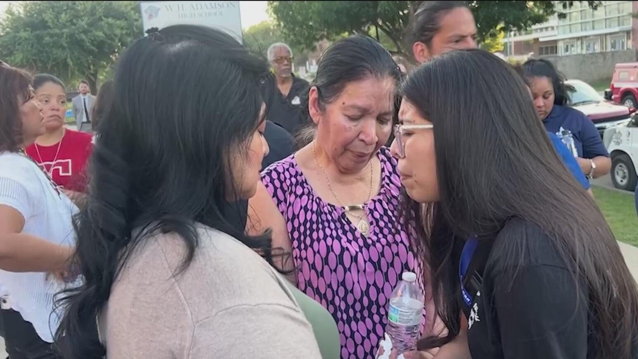 Community gathers in silent vigil after deadly Oak Cliff explosion