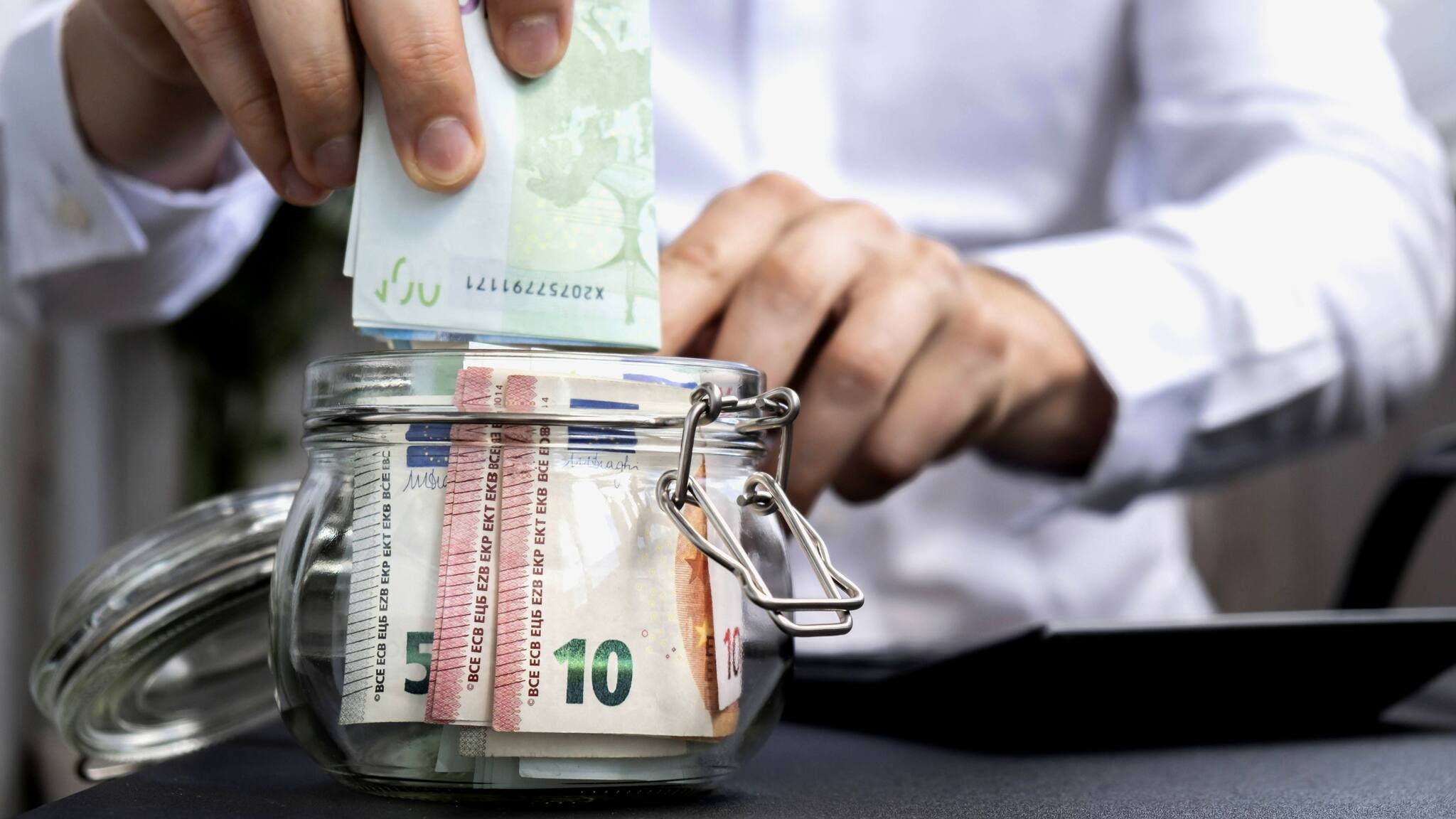 Steigende Preise sorgen für Finanzstress: Deutsche sparen immer weniger
