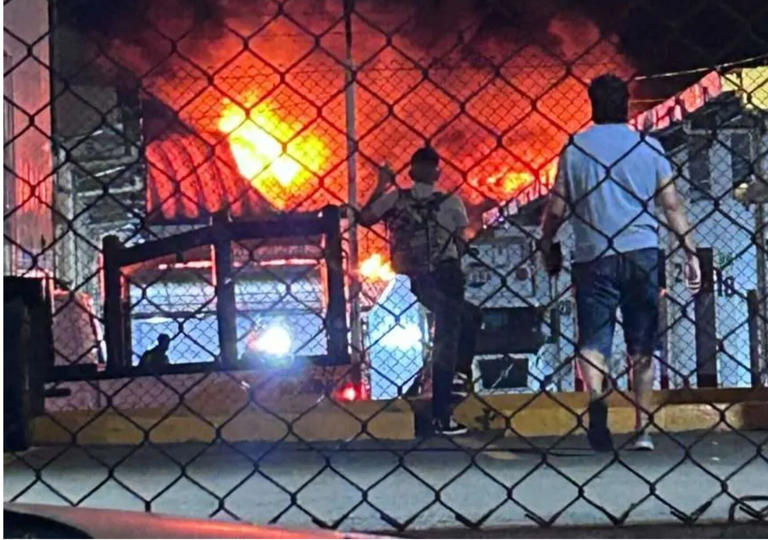 Alerta por incendio: arde bodega cerca del mercado de Jamaica