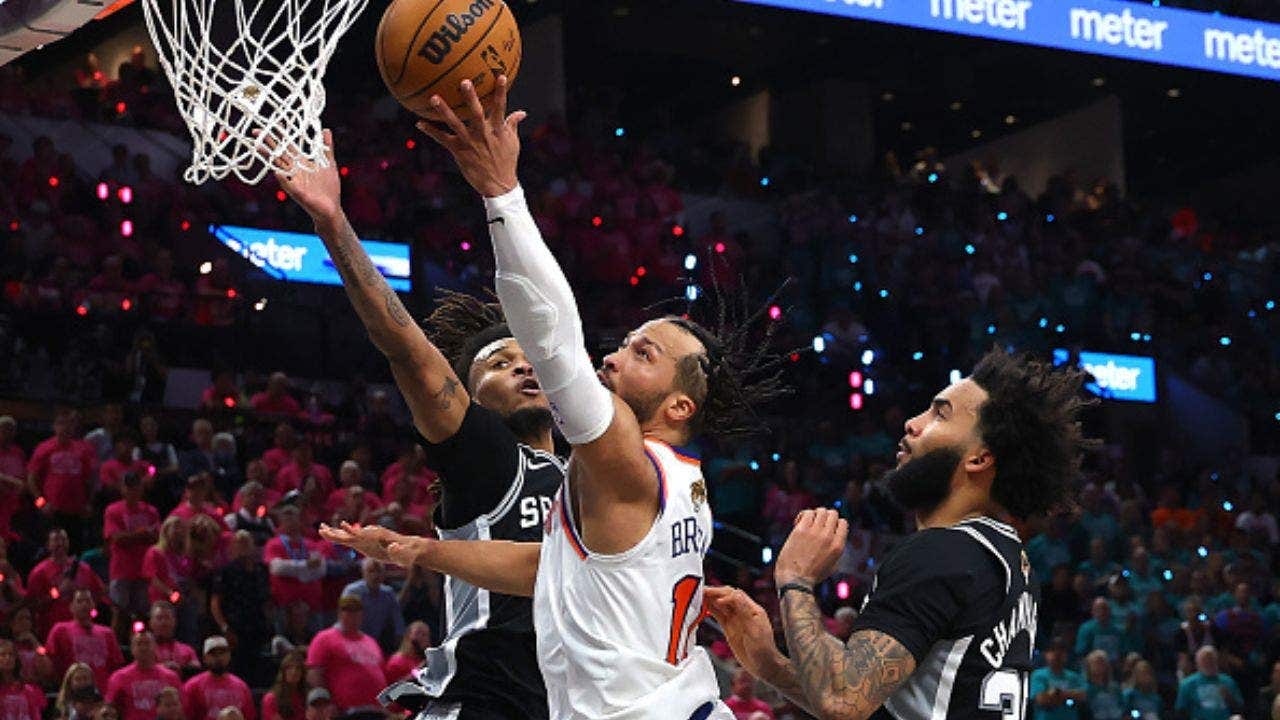 Jalen Brunson shakes off first-quarter knee scare, scores 30 as Knicks ...