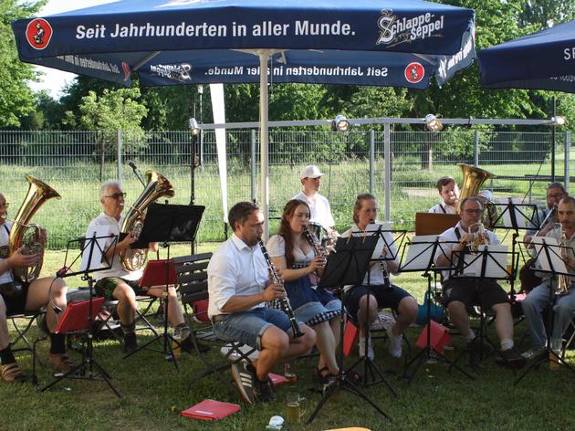 Blasorchester spielt bei Gewitter im Saal – Samstag war der Biergarten voll