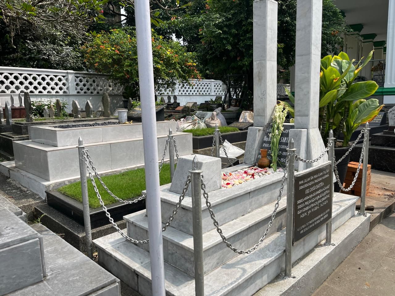 Melangkah kaki melawat makam Dewi Sartika, pahlawan wanita Indonesia