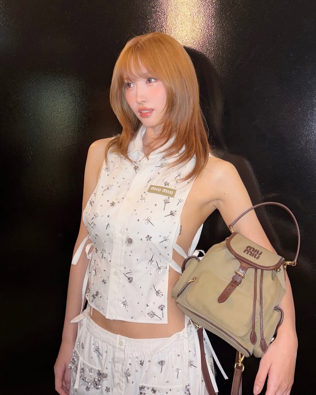 TWICEモモ サイドがあらわなトップスで「MIUMIU」イベント出席