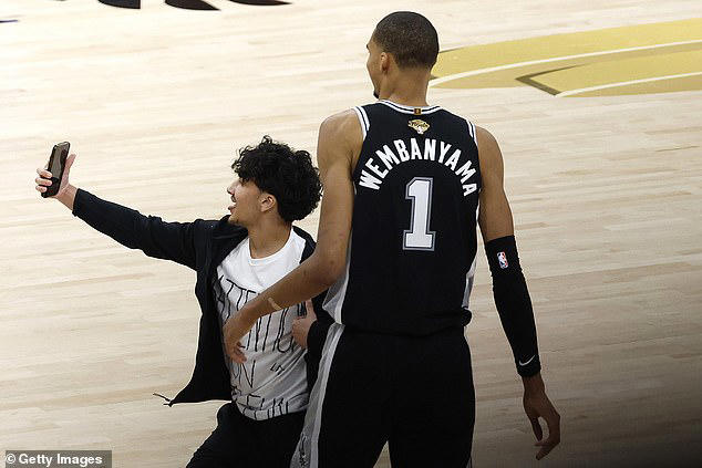 NBA Finals thriller interrupted as rude fan storms the court to take a ...