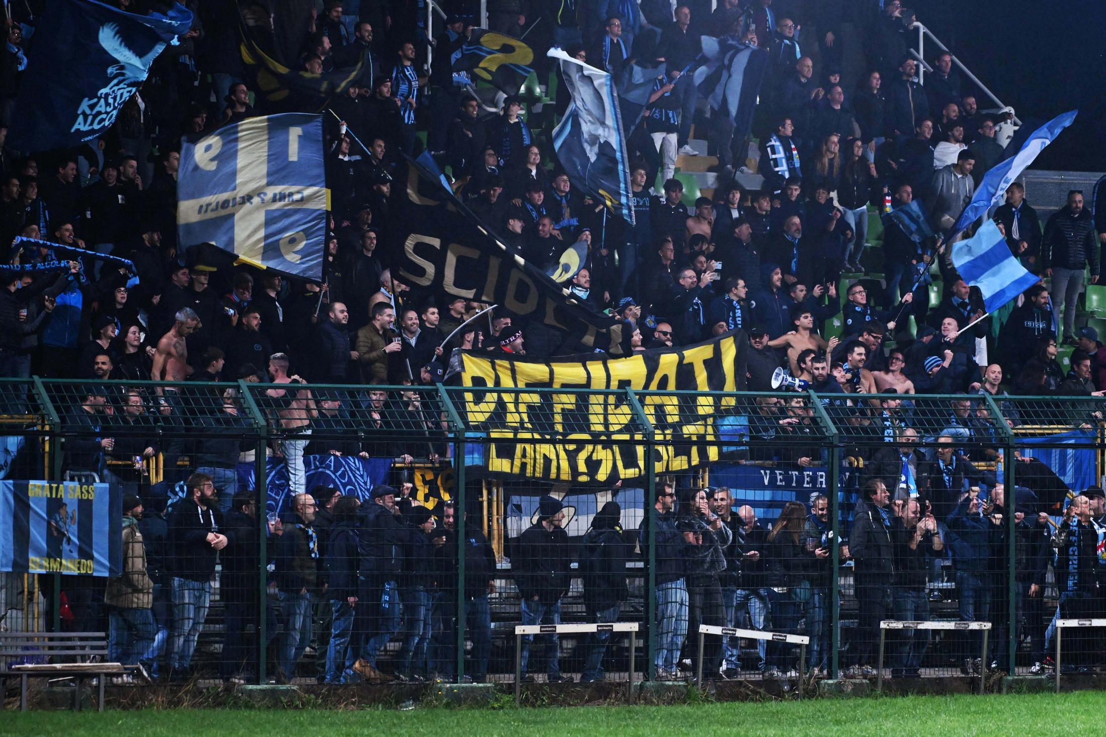 Agguato ai tifosi sulla Ss36. Daspo a cinque ultras: stadi vietati fino ...