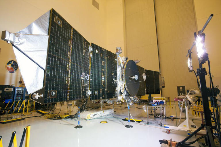 NASA declares Mars orbiter ‘unrecoverable’ after scanning mysterious ...