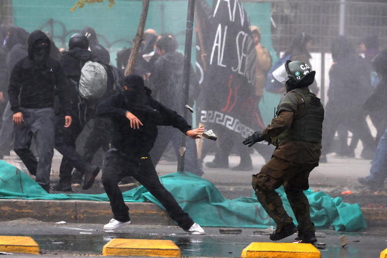 Marcha Confech: Codina informa de 35 detenidos por disturbios y afirma ...