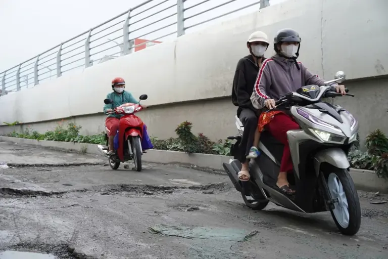 Cầu 800 tỷ thông xe hơn 2 năm, đường gom trăm mét vẫn lầy lội