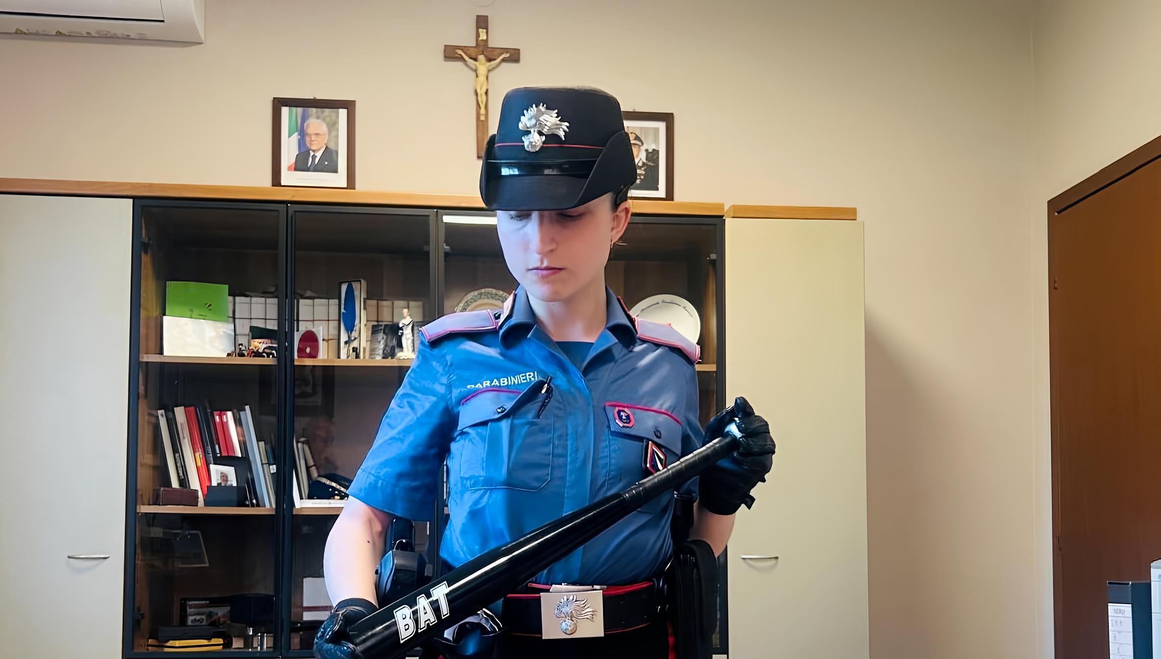 In auto con una mazza da baseball, denunciato
