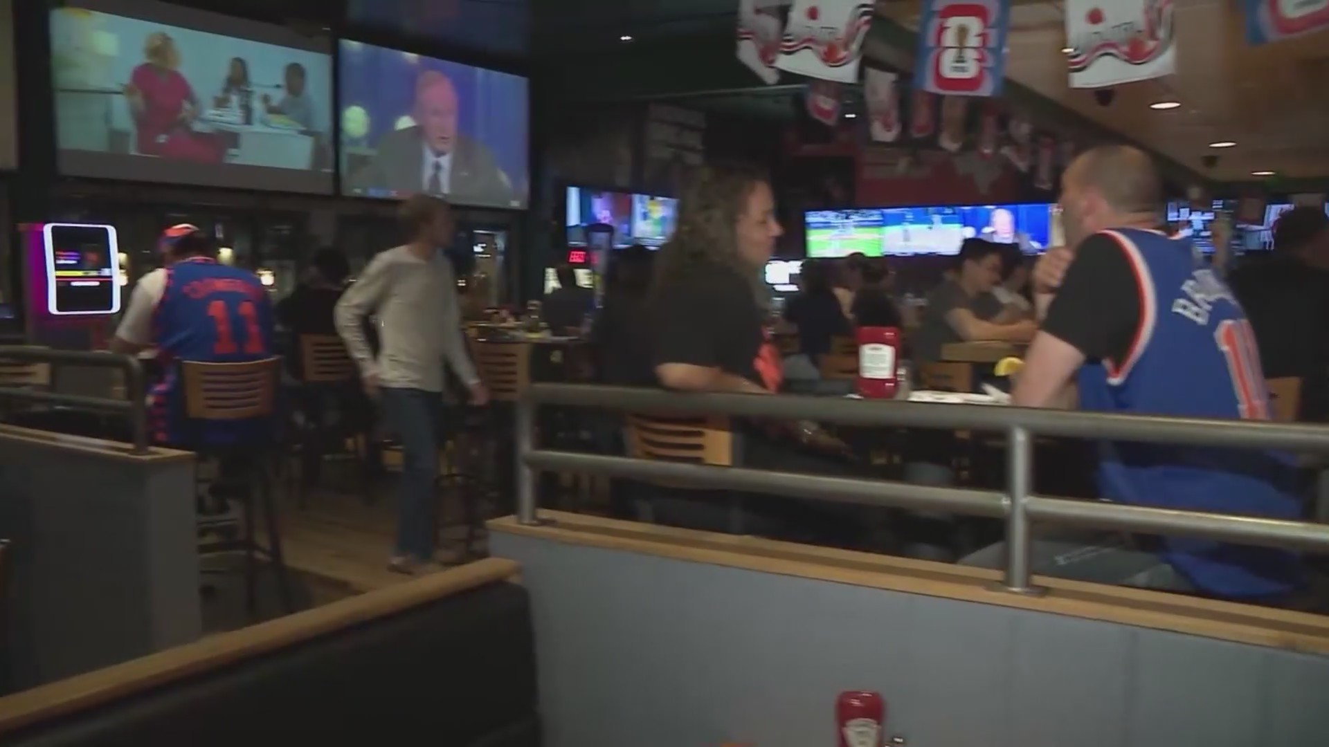Knicks, UConn fans out in Cromwell for Game 1 of NBA Finals