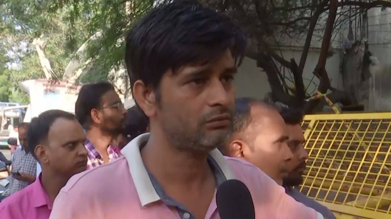 Delhi fire: Locals threw bricks, used mattresses to rescue people