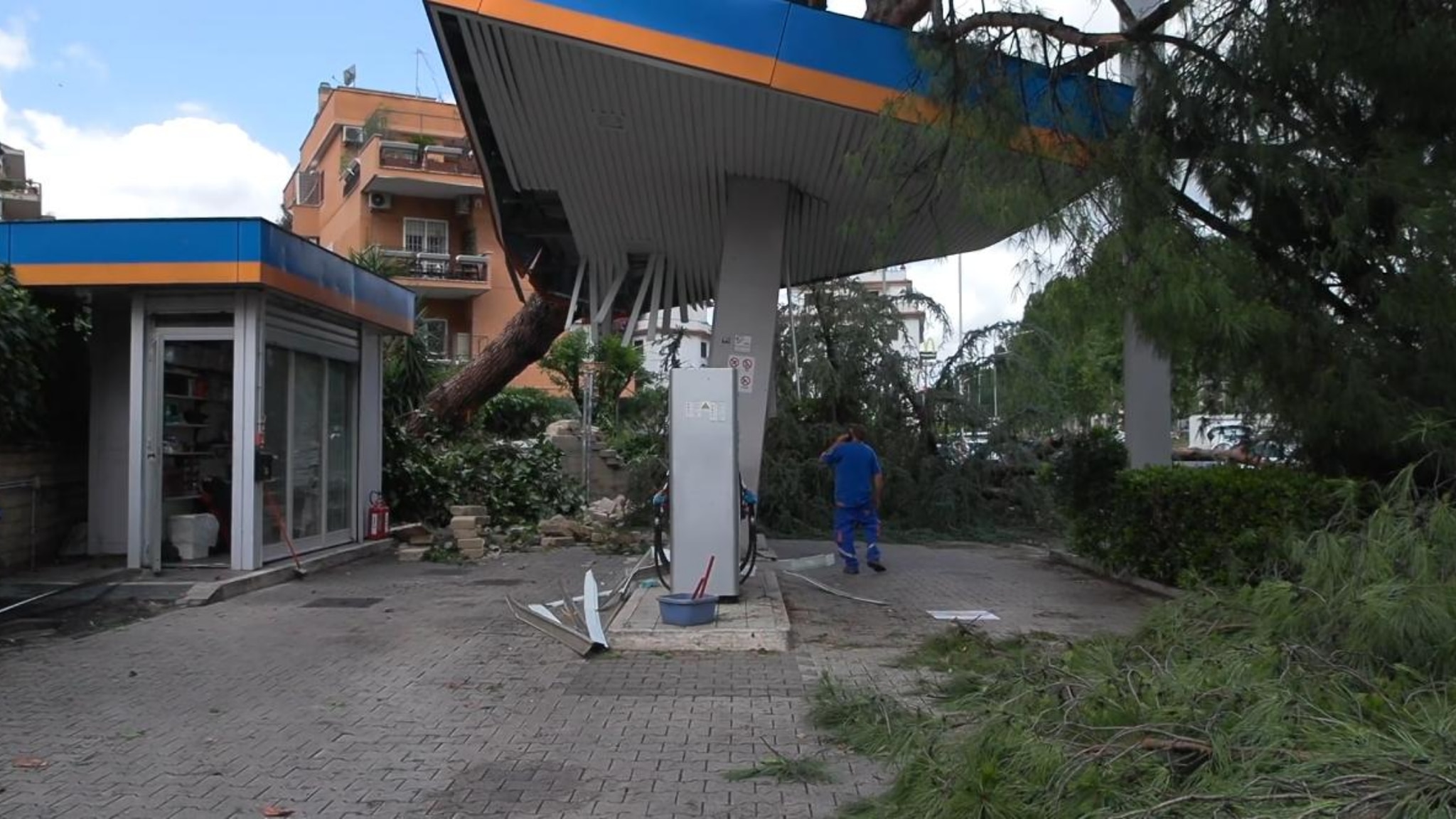 Tornado su Roma, la tromba d'aria a Roma che ha travolto la zona nord ...