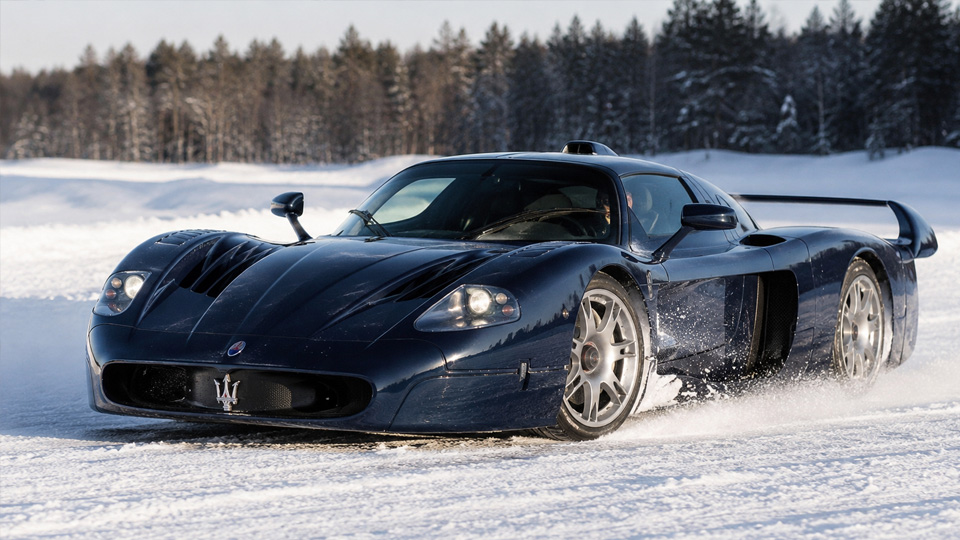 Jak hlasitá je Maserati MC12 V12 na zasněžených silnicích?