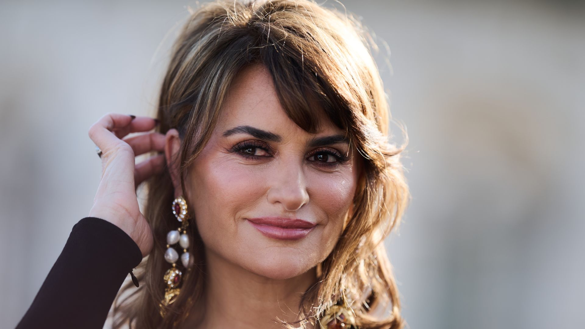 Penélope Cruz lo da todo con su pandilla en 'La Casita' de Bad Bunny en ...