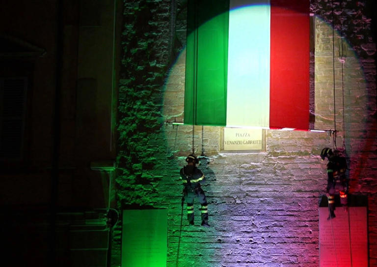 Festa della Repubblica. Torre civica tricolore